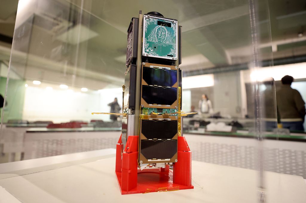 Universidad de Chile presenta nanosatélite SUCHAI-4 que operará como un ...